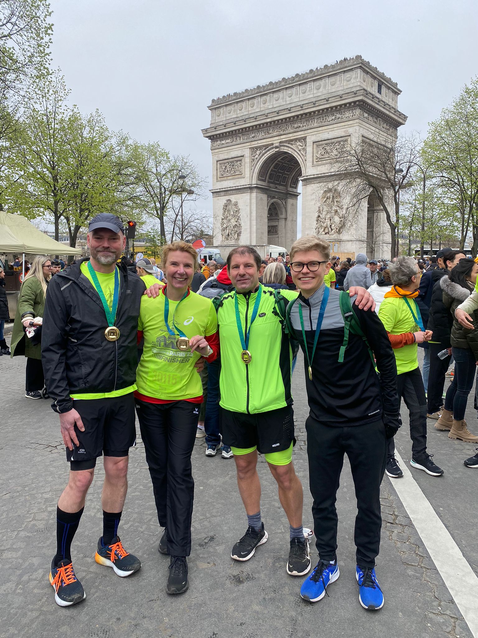 Paris Marathon Fun Runner laufen durch die Stadt der Liebe und der ...